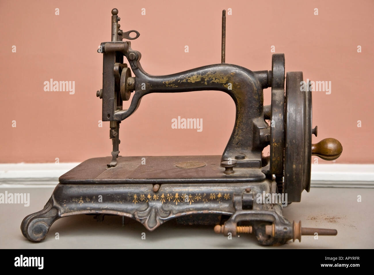 Old sewing machine Stock Photo - Alamy