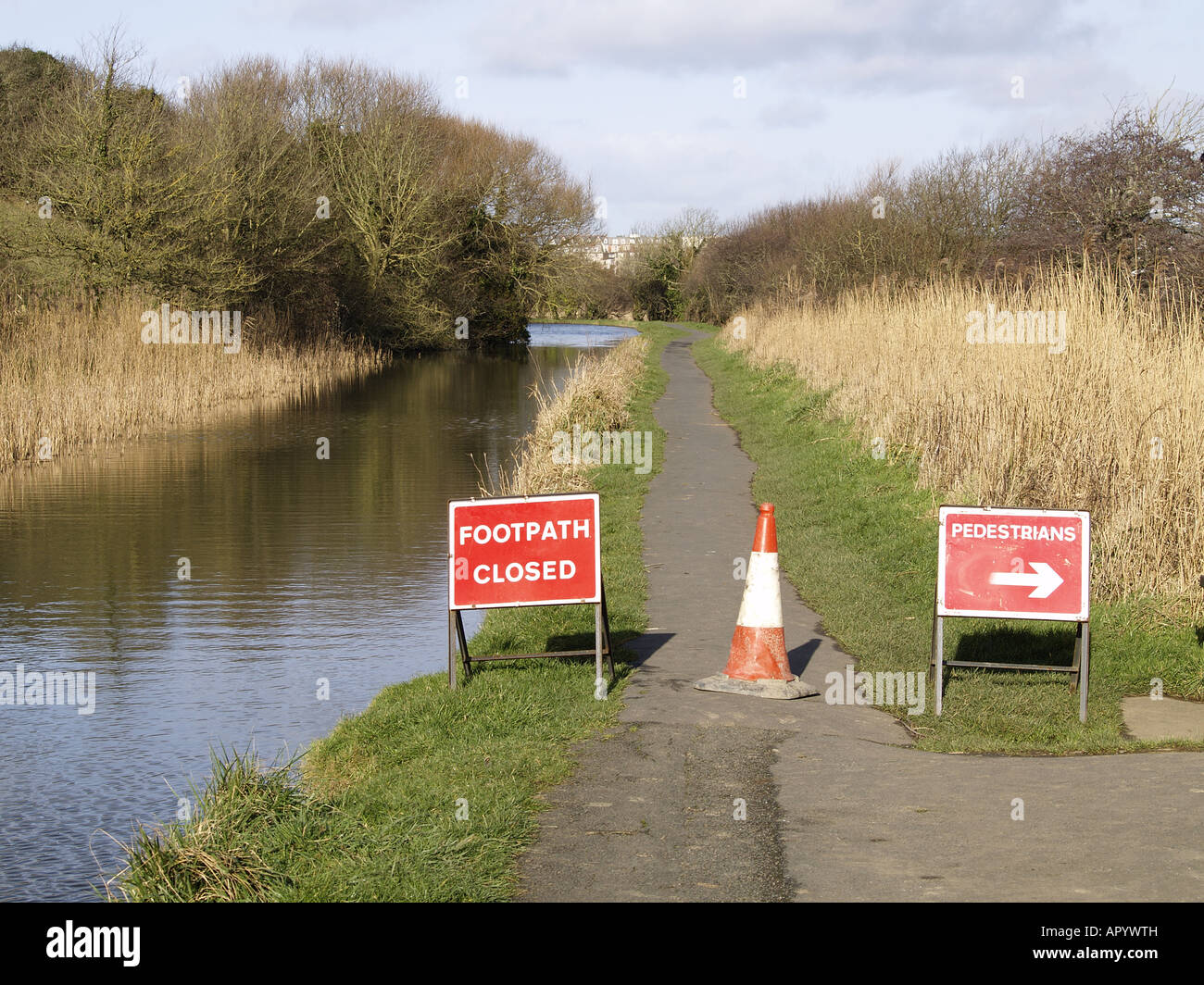 Footpath closed sign hi-res stock photography and images - Alamy