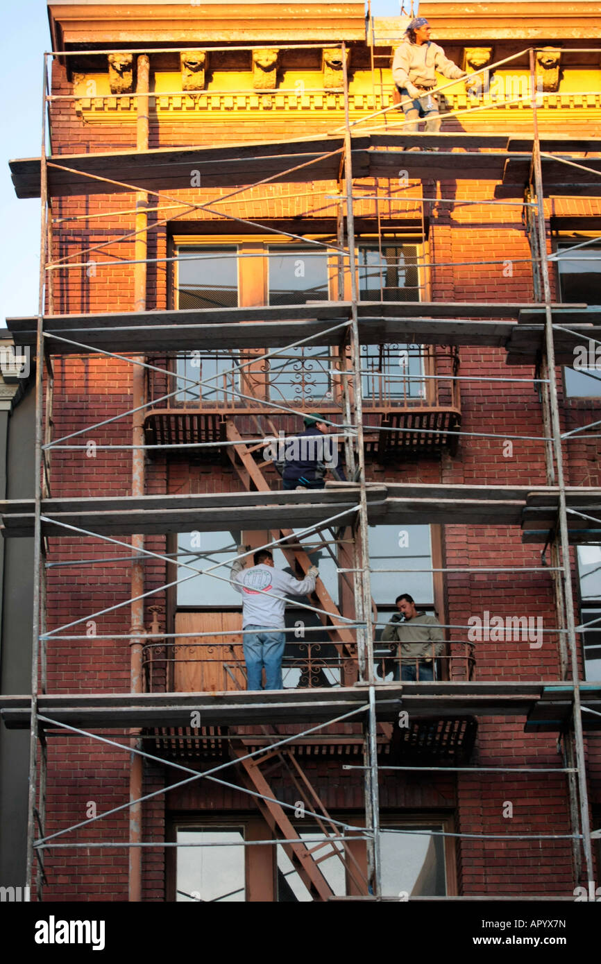 Scaffold workers hi-res stock photography and images - Alamy