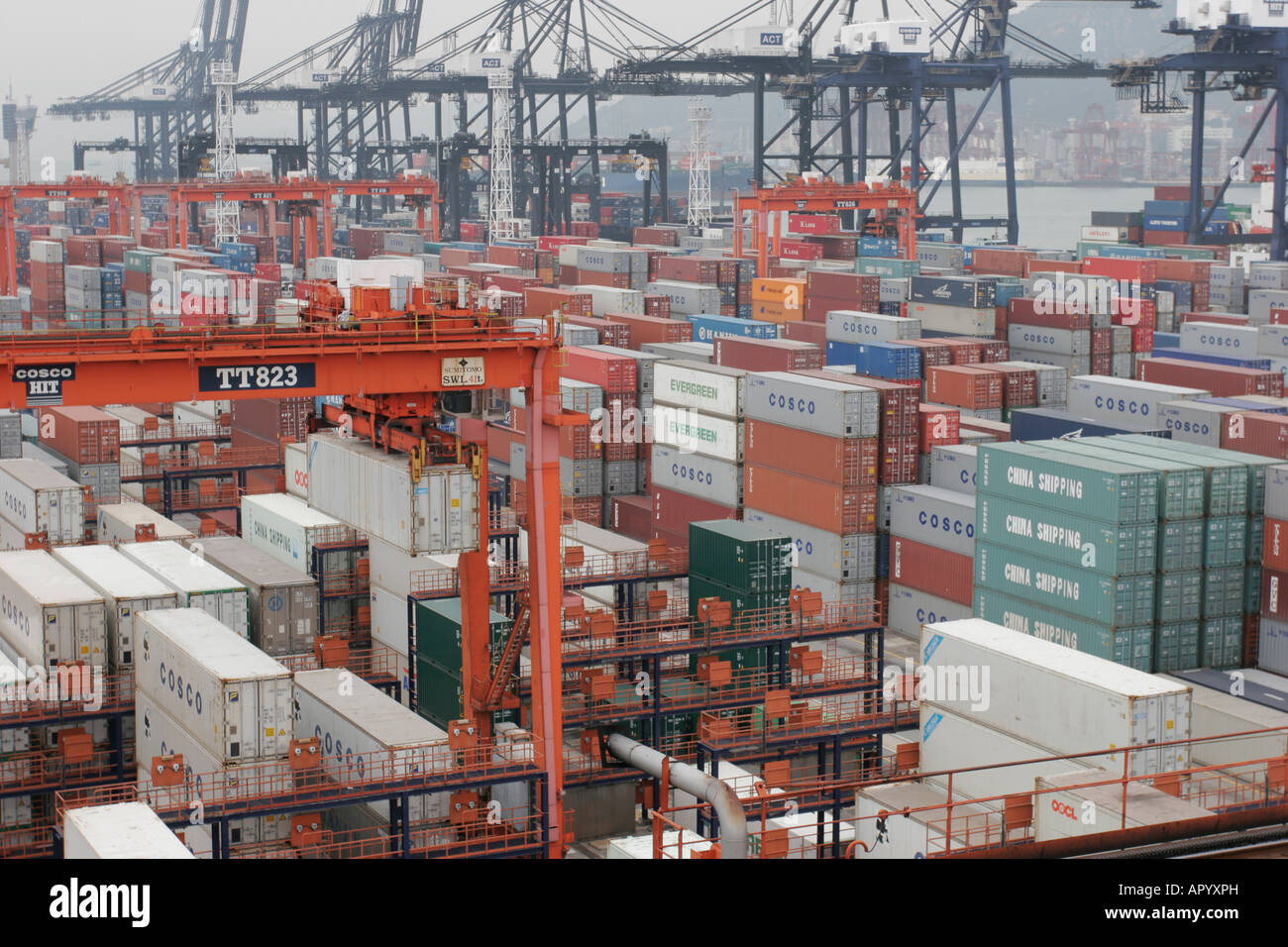 Shipping container overhead china hi-res stock photography and images ...