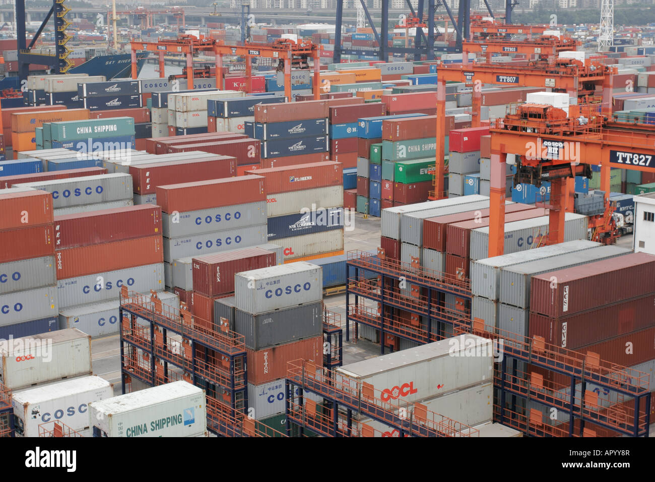 Shipping container overhead china hi-res stock photography and images ...
