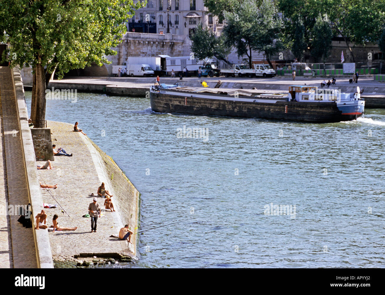 River seine barge hi-res stock photography and images - Alamy