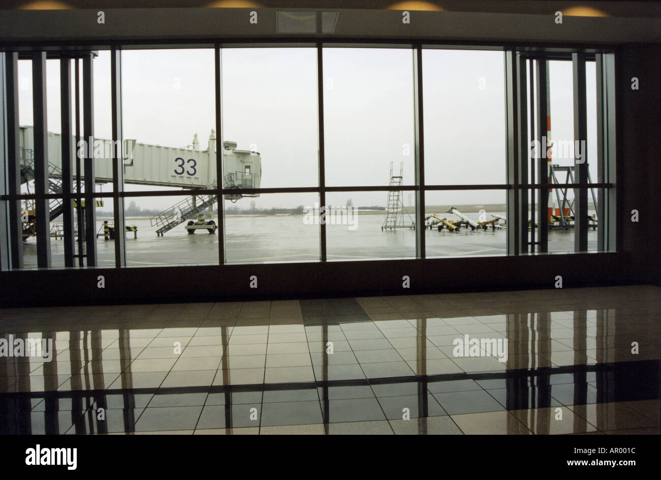 Airport terminal waiting room lounge hi-res stock photography and ...