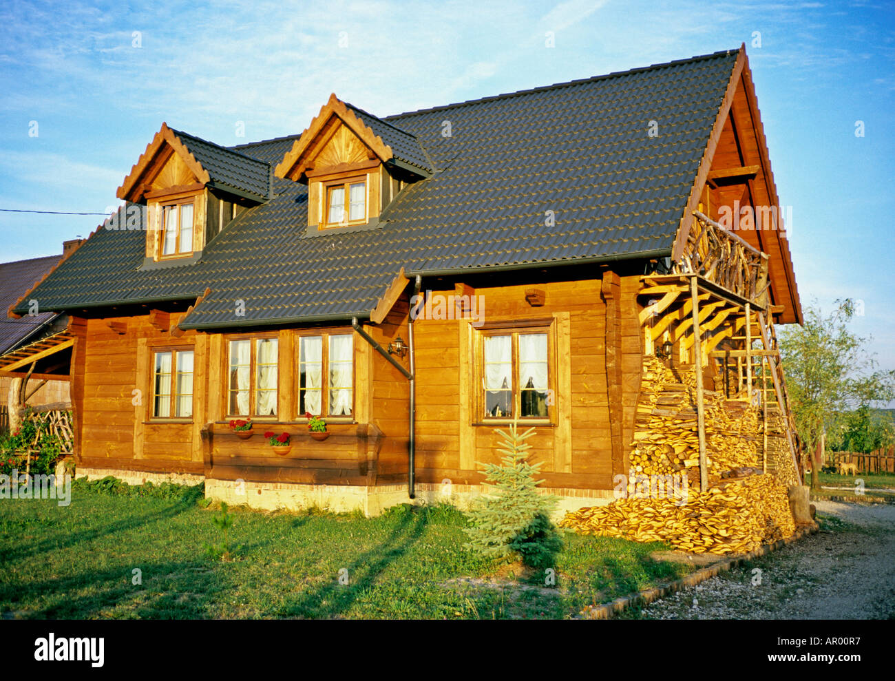 Poland Swietokrzyskie wooden cottage hut cabin Stock Photo - Alamy