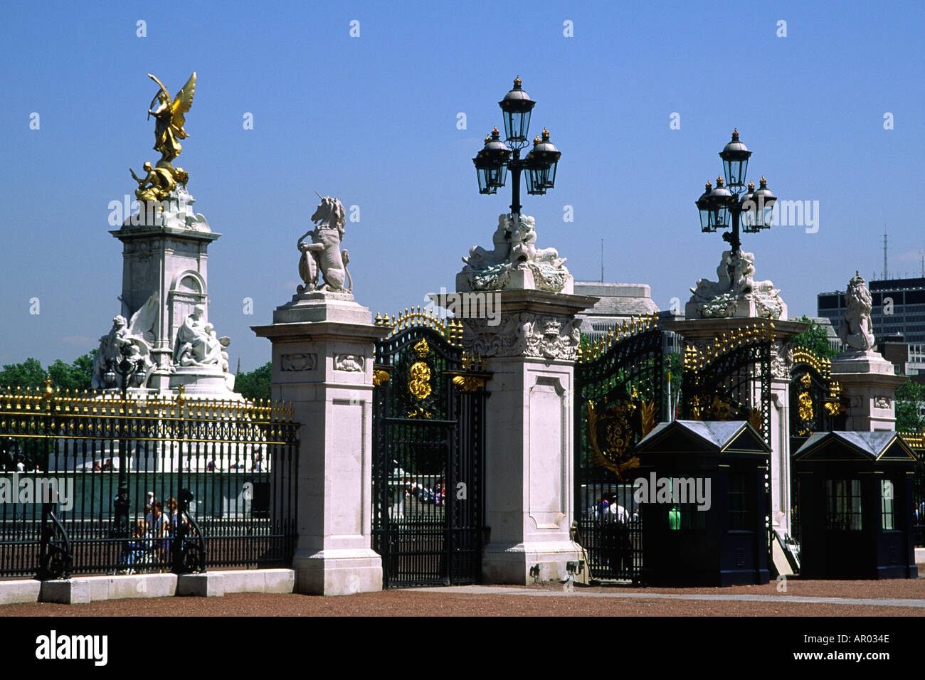 Buckingham Palace gates railings and the Queen Victoria Memorial London ...