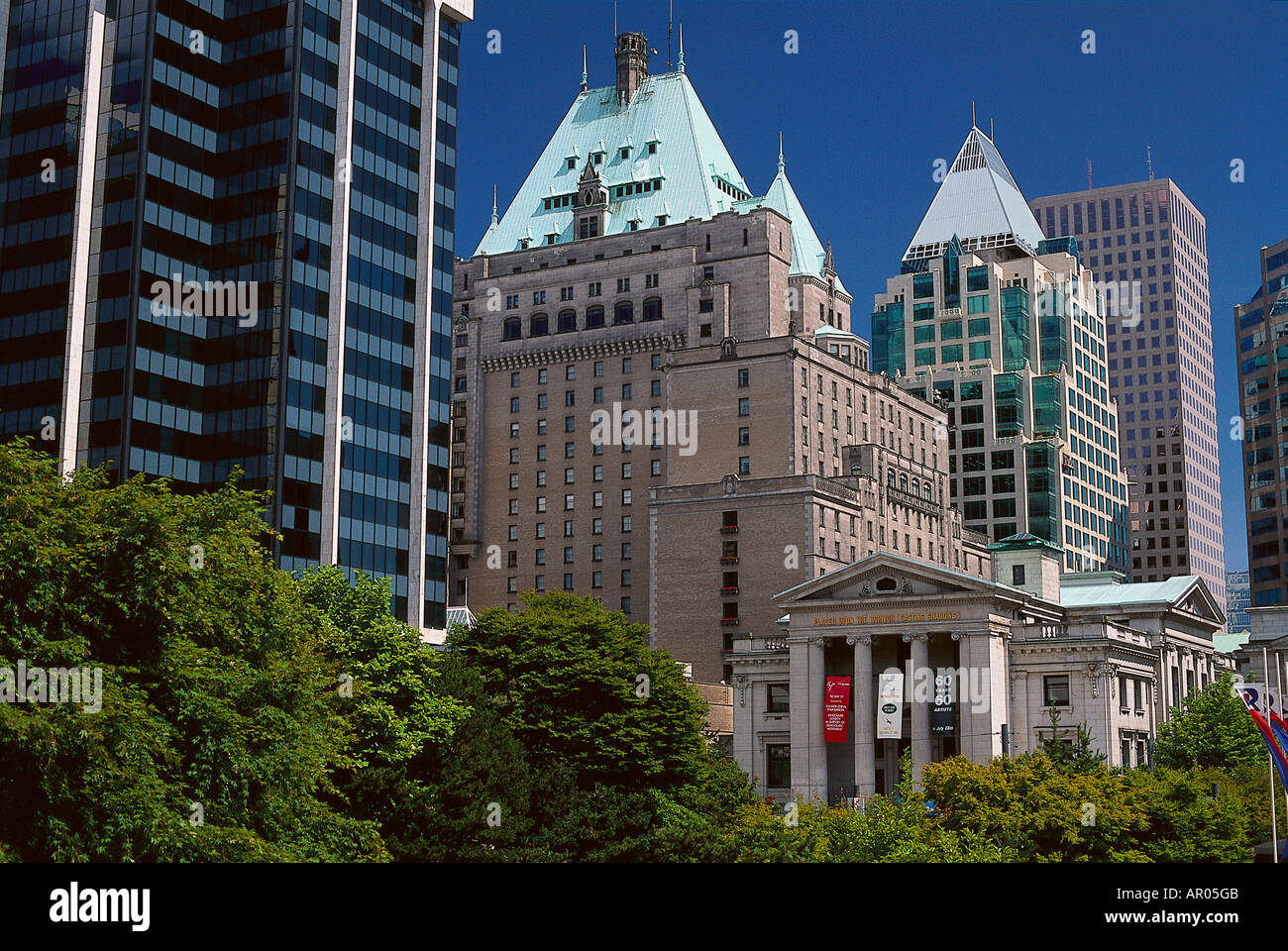 Robson street vancouver hi-res stock photography and images - Alamy