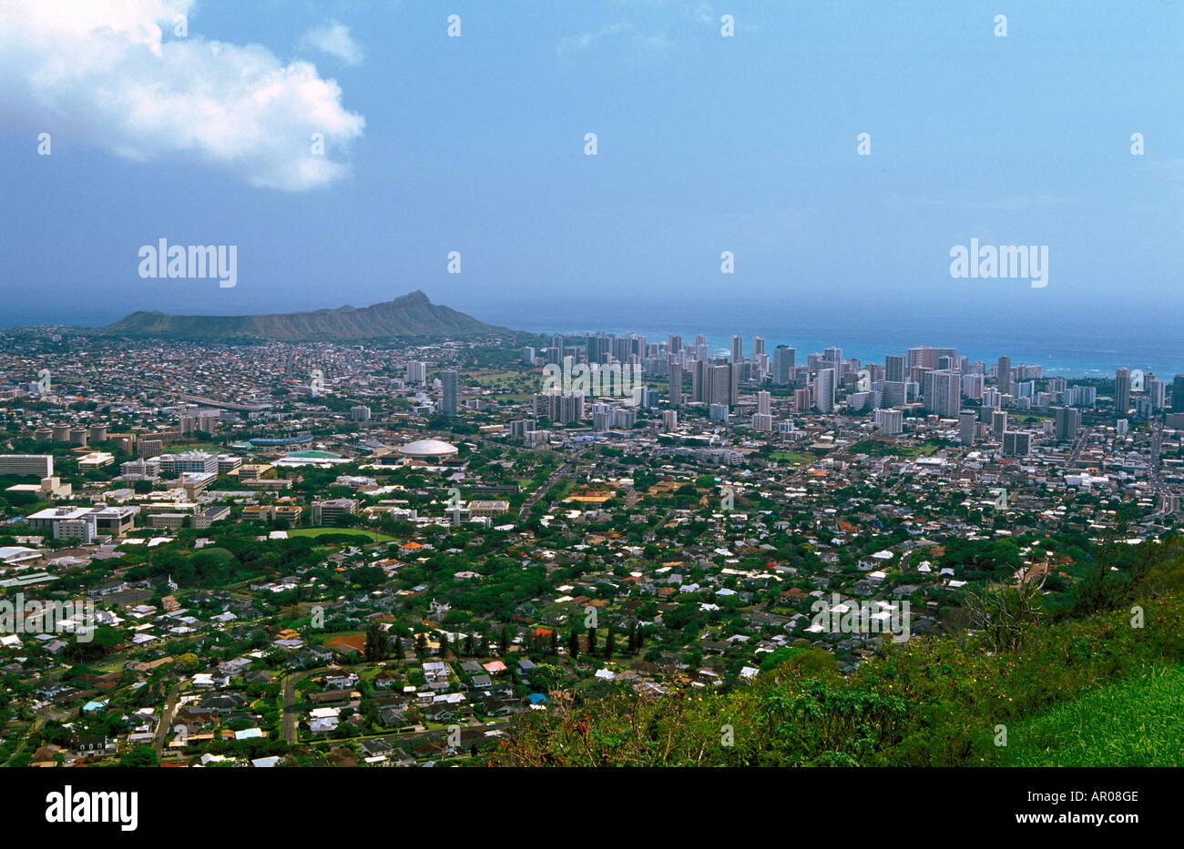 Panorama of Honolulu and Waikiki with the volcano Diamond Head in the ...