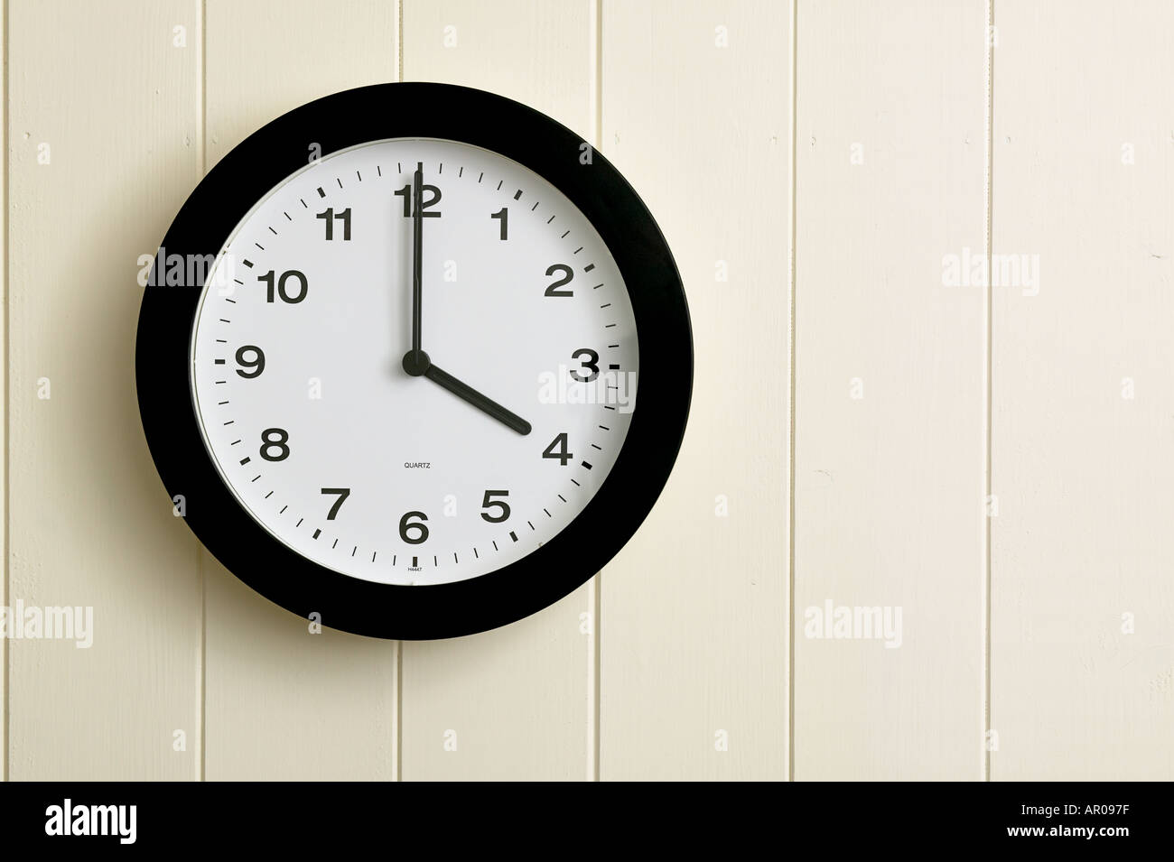 wall clock showing time at four o clock 0400 1600 Stock Photo - Alamy