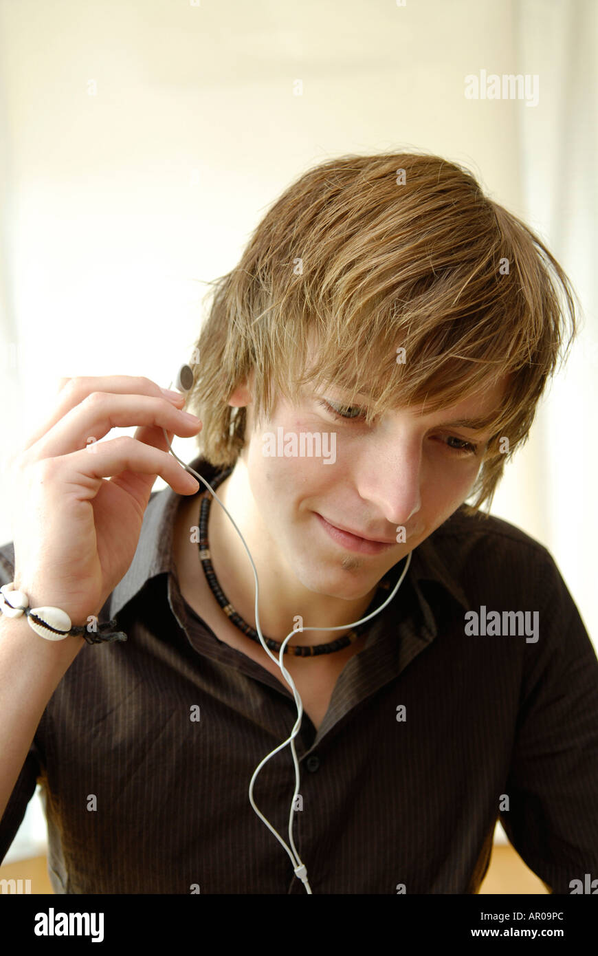 Young man with Apple IPod Stock Photo - Alamy