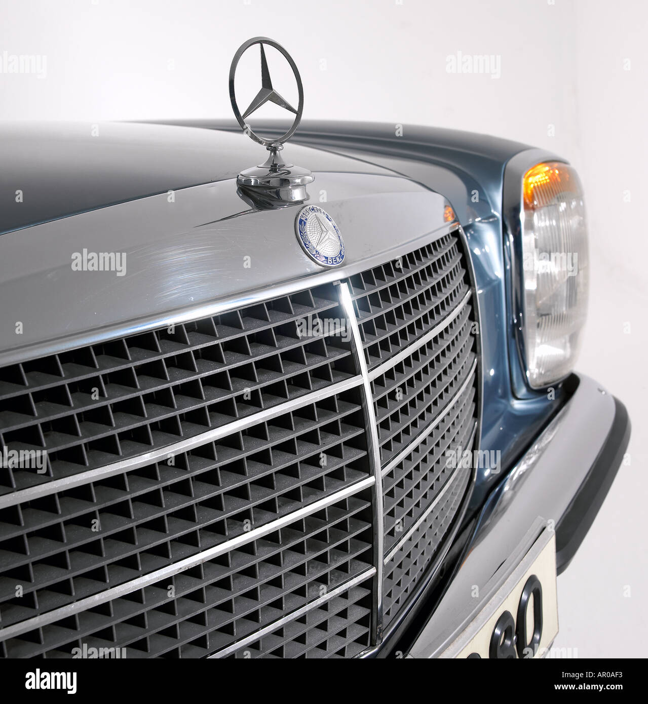 Mercedes benz auto logo hi-res stock photography and images - Alamy
