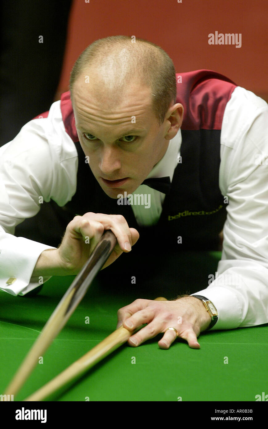 Peter Ebdon playing in the 2004 World Snooker Championships at the ...
