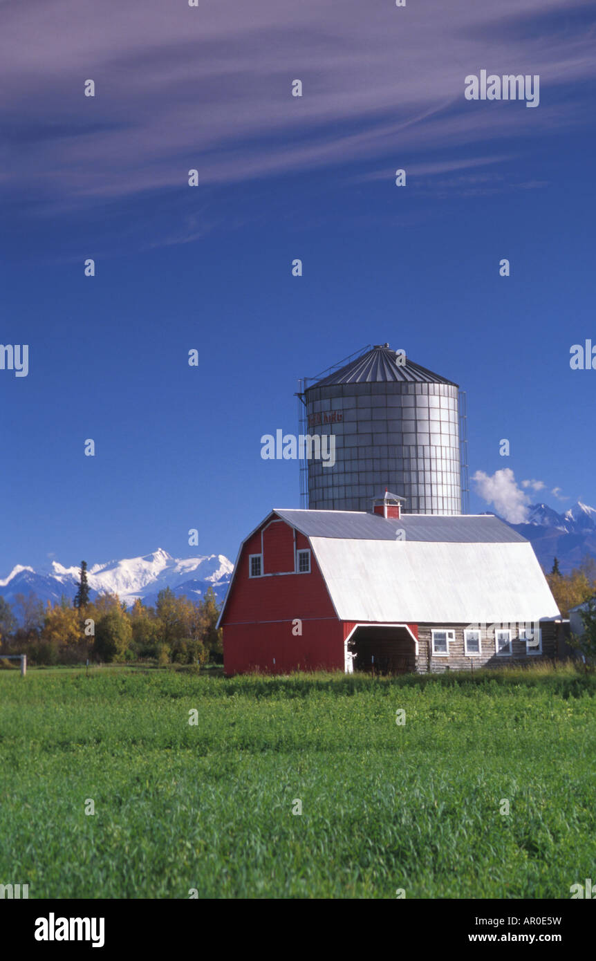 Modern silo old barn hi-res stock photography and images - Alamy