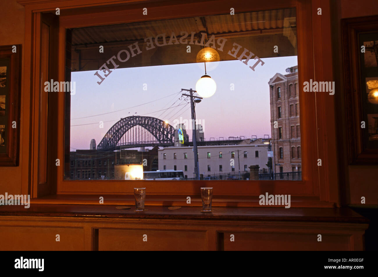 Reflection, Harbour Bridge in pub window, Sydney, Australien, NSW ...