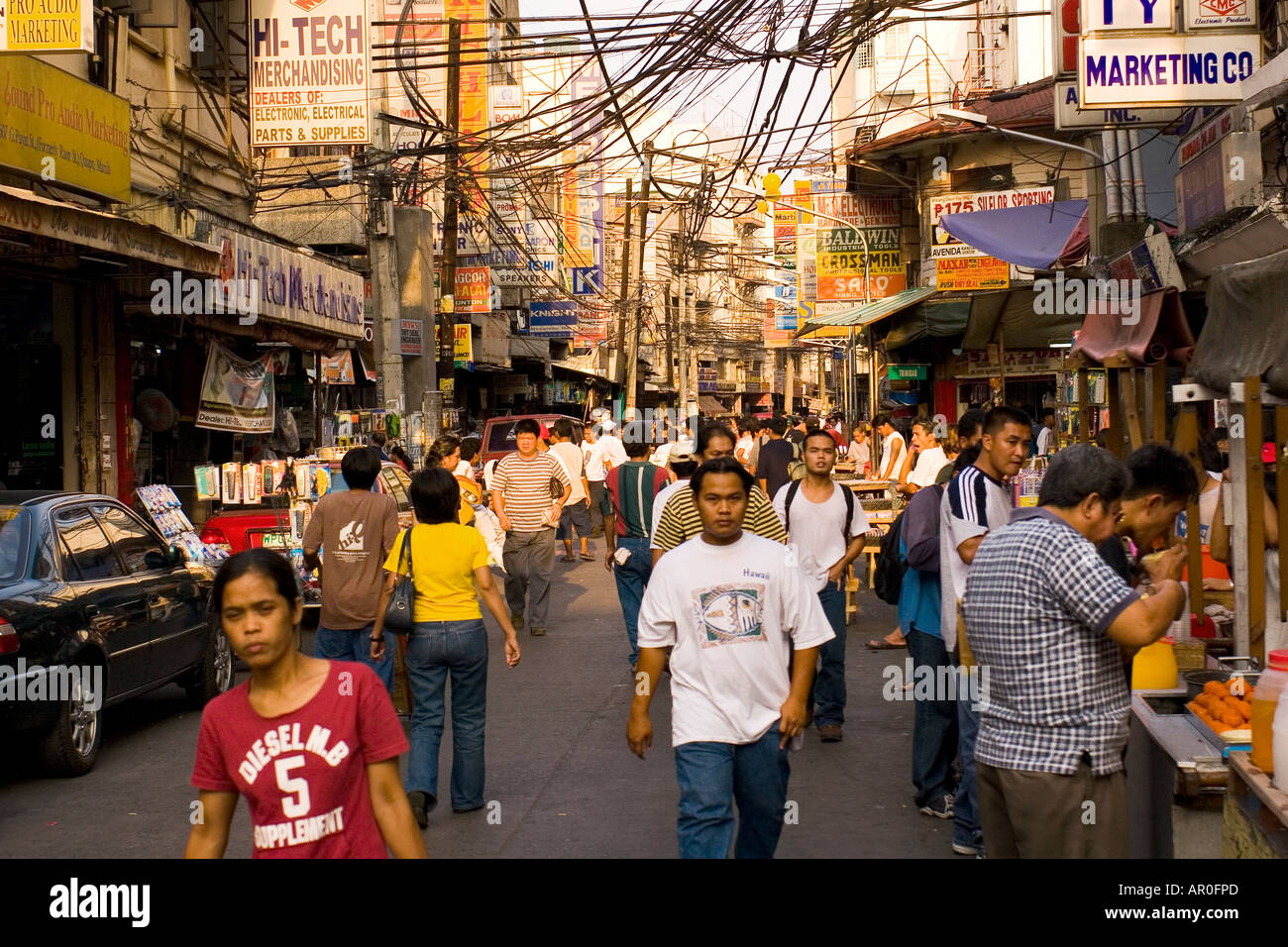 People along manila street philippines hi-res stock photography and images - Alamy
