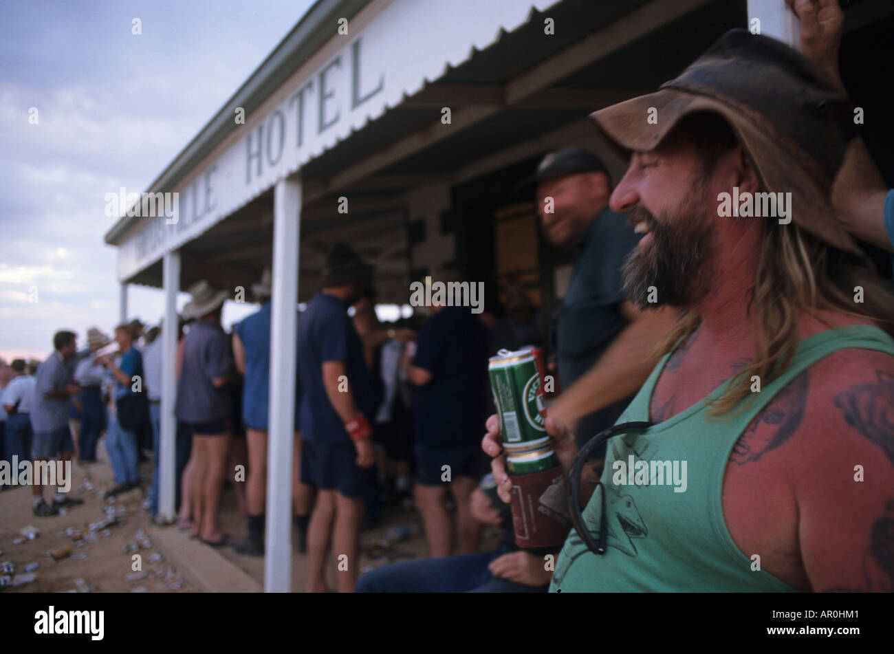Drinking at the famous Birdsville Pub, race weeken, Australien ...