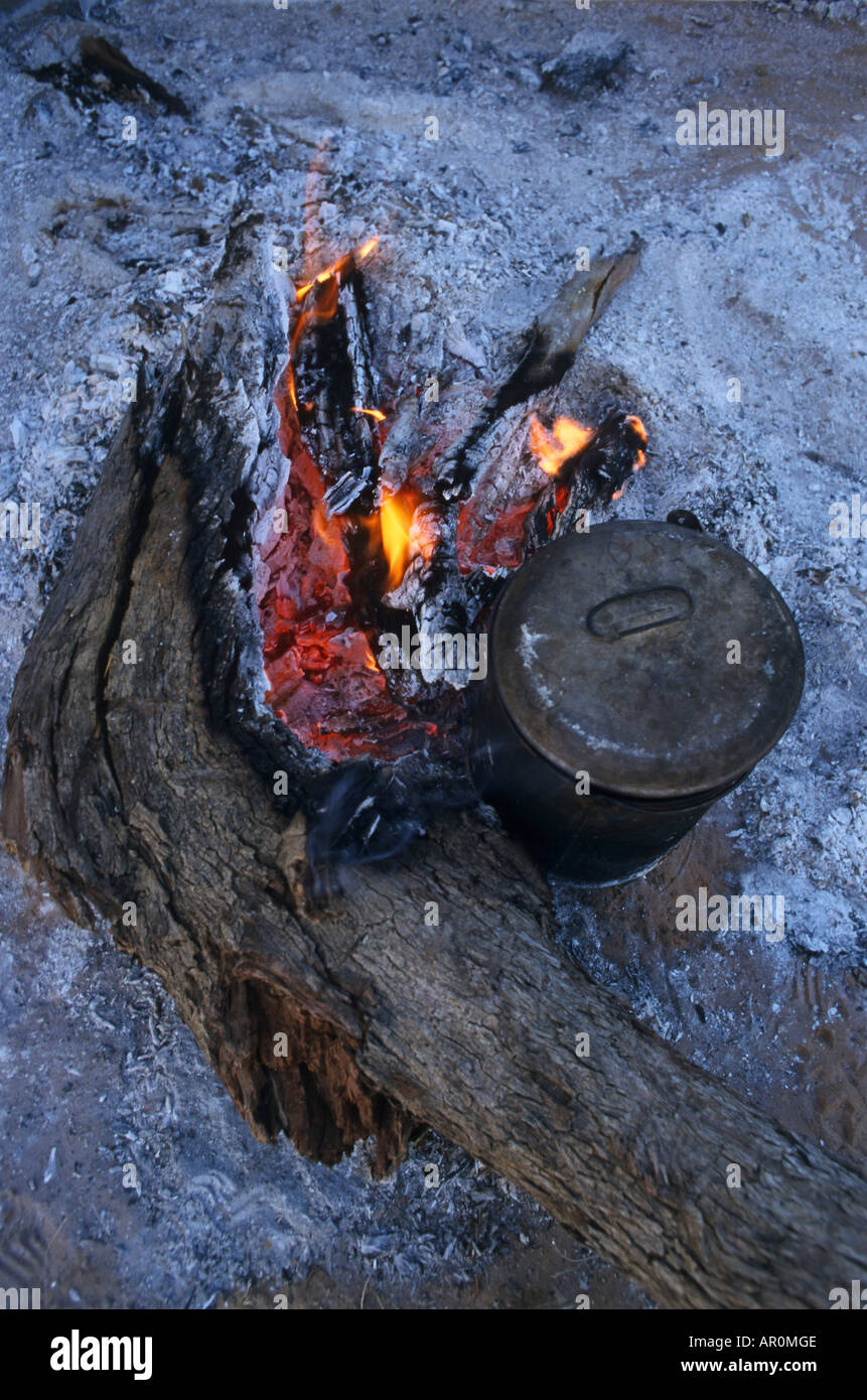 Open camp-fire, Australien, Cooking on open camp-fire at a bush camp ...