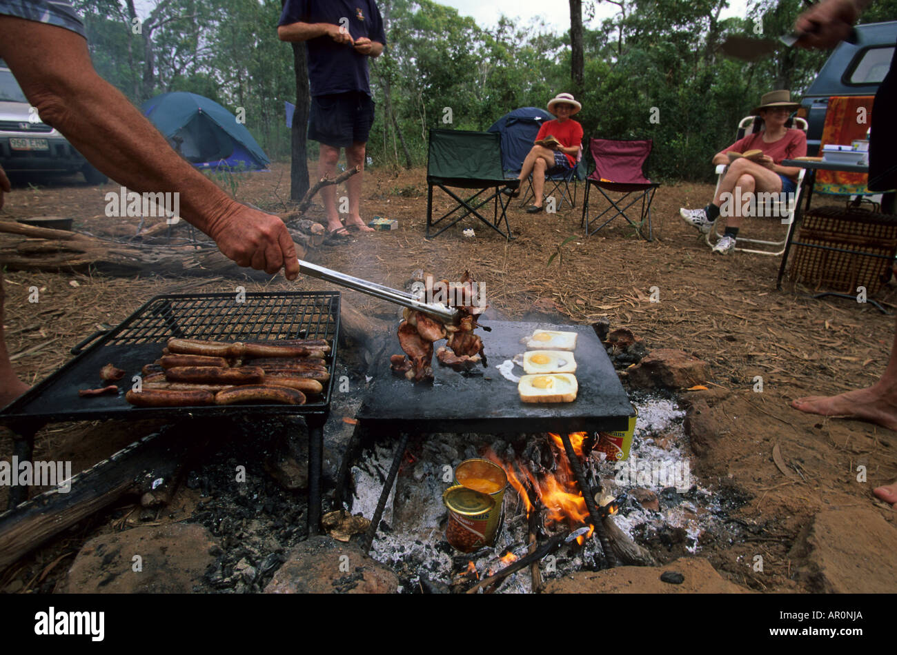 Open camp-fire, Australien, Cooking on open camp-fire at a bush camp ...