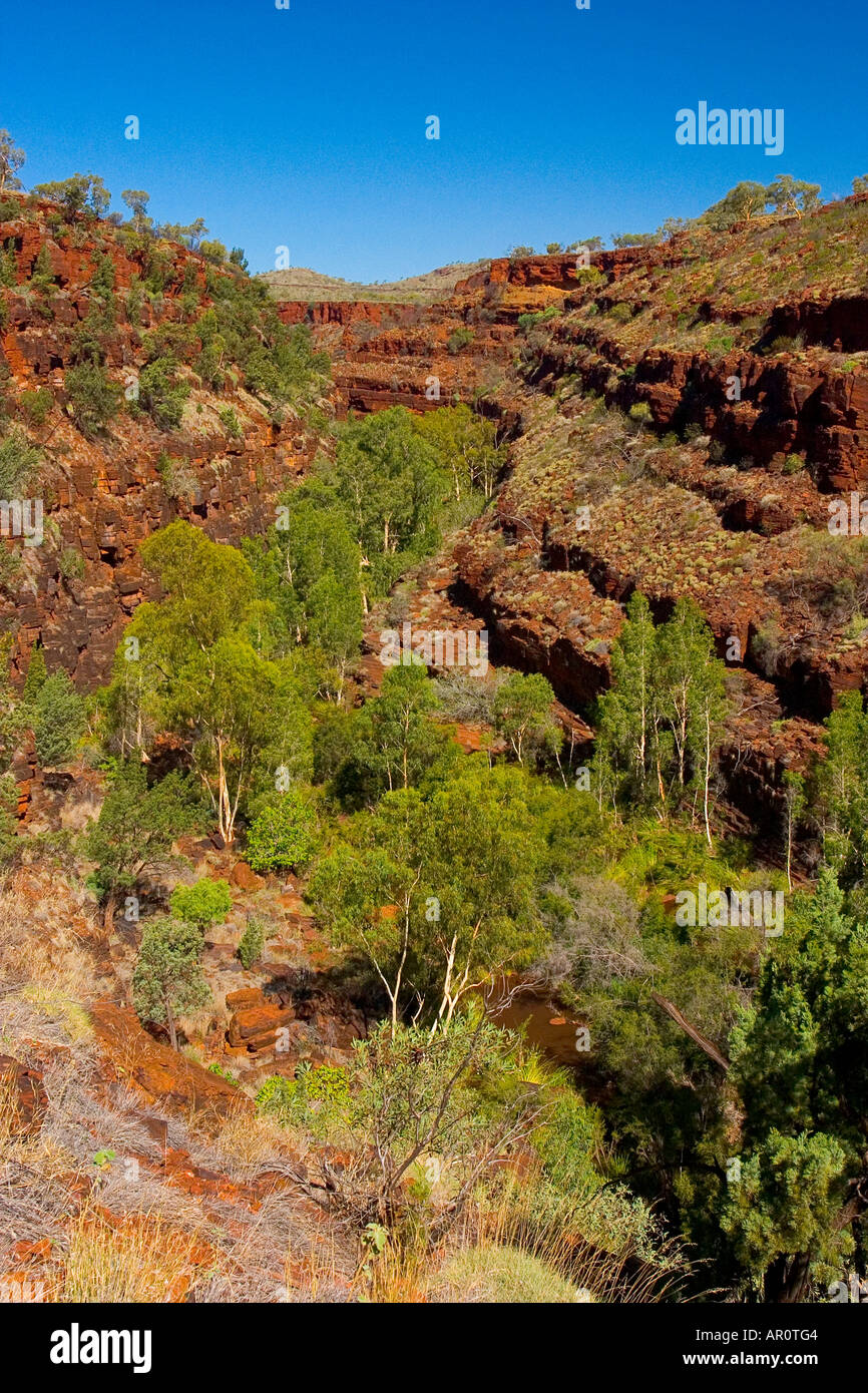 The trail to Weano Gorge in Karijini National Park Western Australia ...