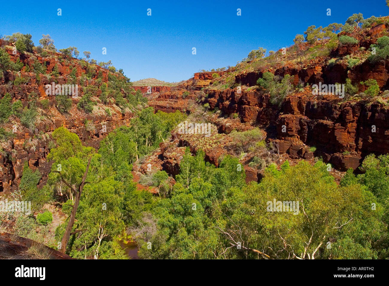 The trail to Weano Gorge in Karijini National Park Western Australia ...