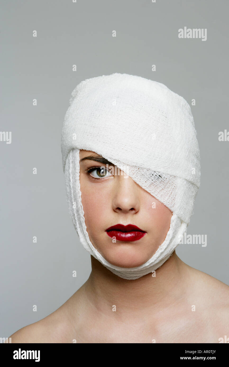 Woman with her head bandaged Stock Photo - Alamy