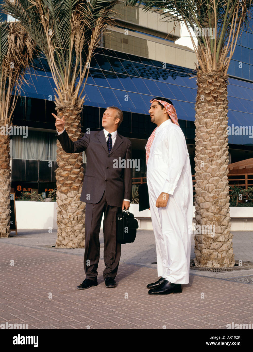 Saudi arabia business men hi-res stock photography and images - Alamy