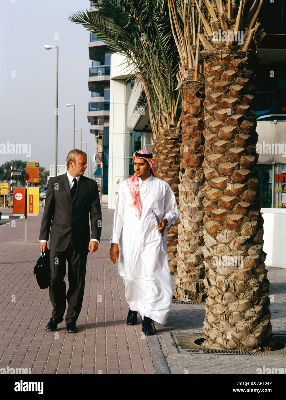 Dubai group of men talking hi-res stock photography and images - Alamy