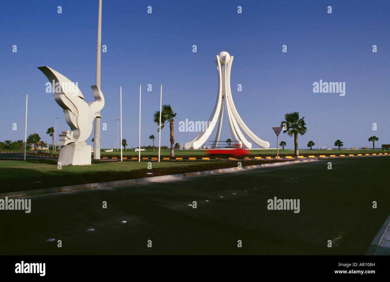 Bahrain roundabout hi-res stock photography and images - Alamy