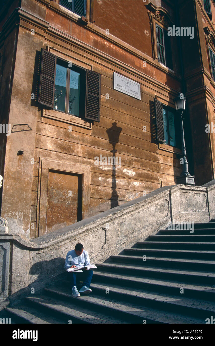 Man sitting on steps reading a newspaper, Spanish Steps, Piazza di ...
