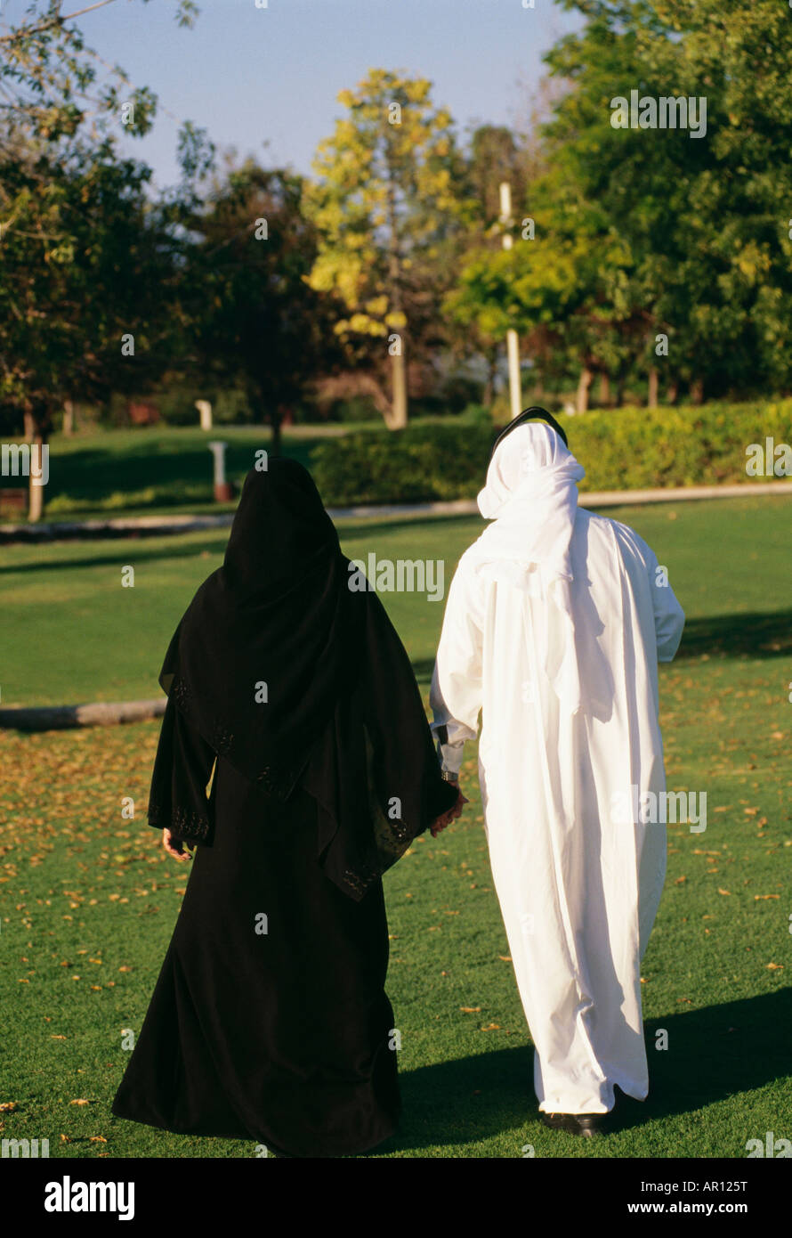Arab couple holding hands walking hi-res stock photography and images ...