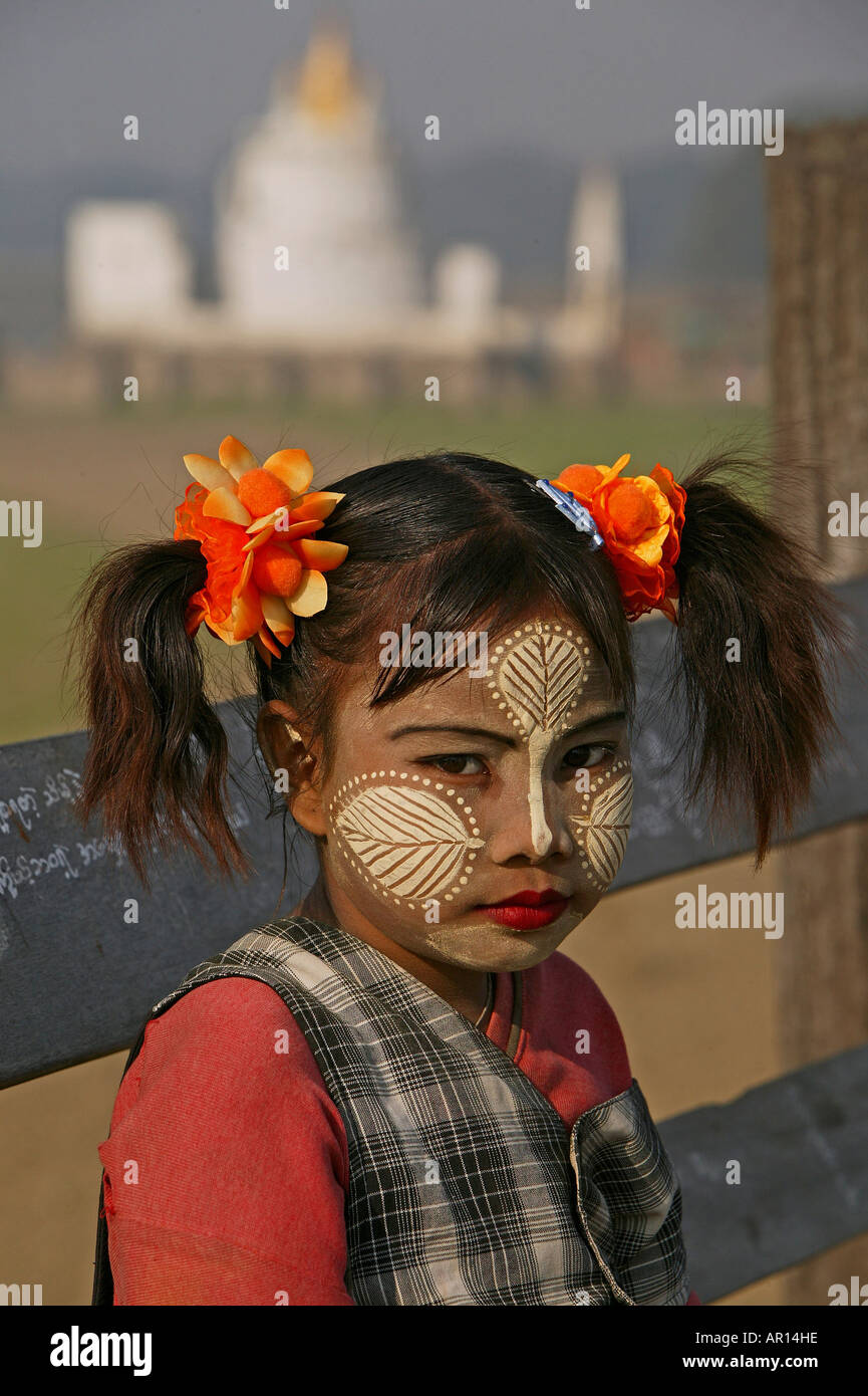 Burmese girl decorated with thanaka, Maedchen dekoriert mit Thanaka-pueder, young beauty with ...