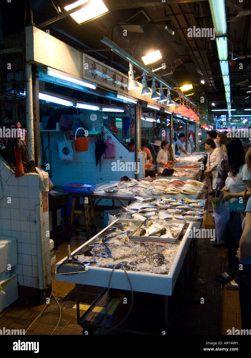 Hong kong supermarket fish hi-res stock photography and images - Alamy