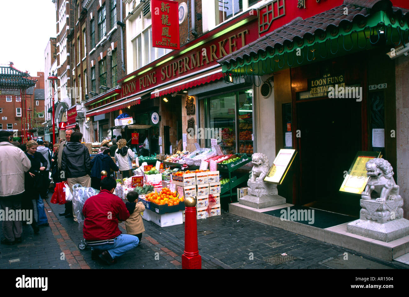Chinese people shopping london hi-res stock photography and images - Alamy
