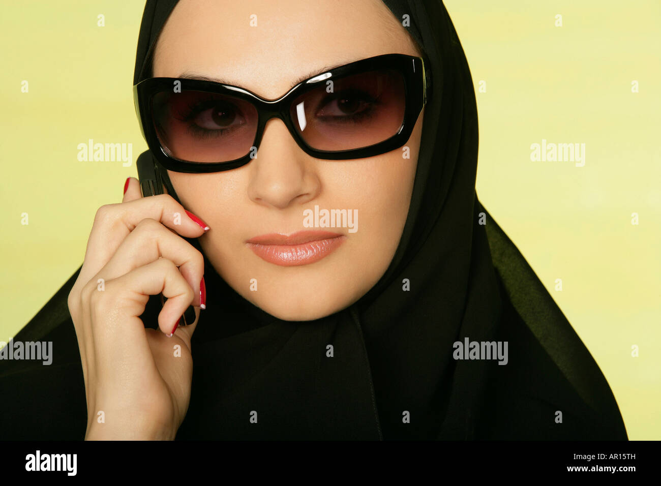 Arab lady on the phone Stock Photo - Alamy