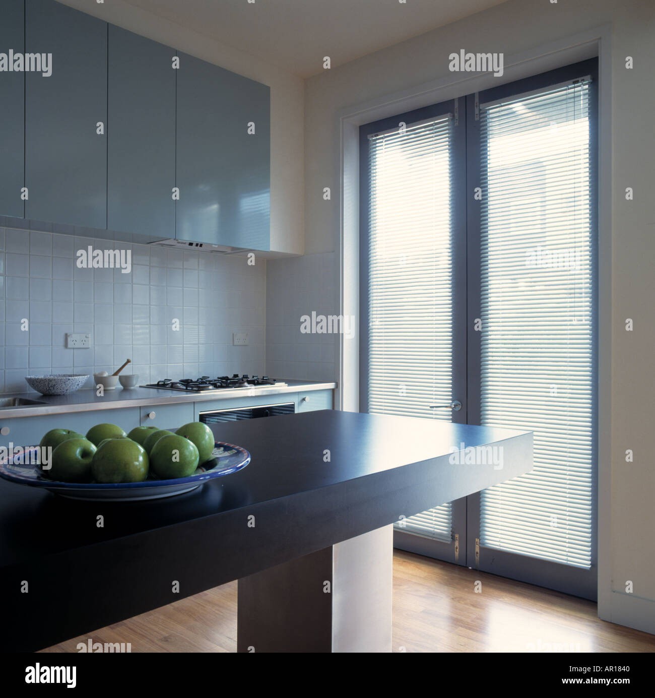 Modern kitchens with blinds hi-res stock photography and images - Alamy