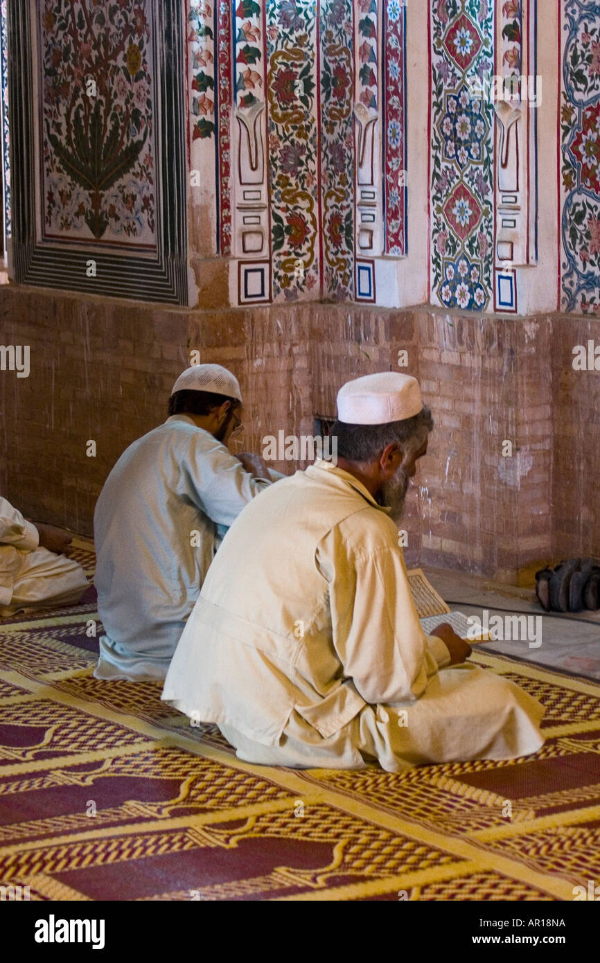 Pakistan mosque interior hi-res stock photography and images - Alamy