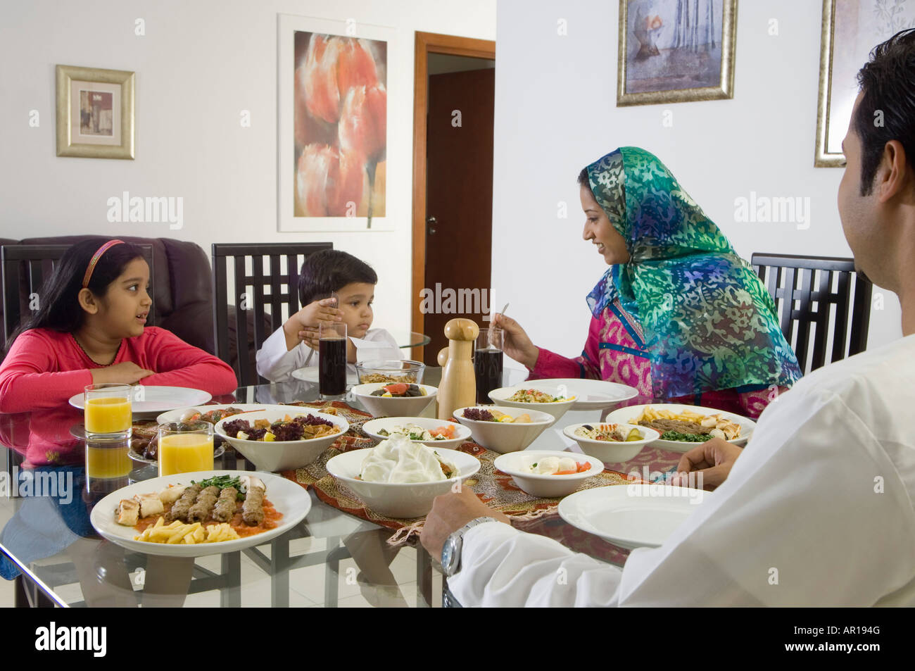 Arab Family Eating Stock Photos & Arab Family Eating Stock Images - Alamy