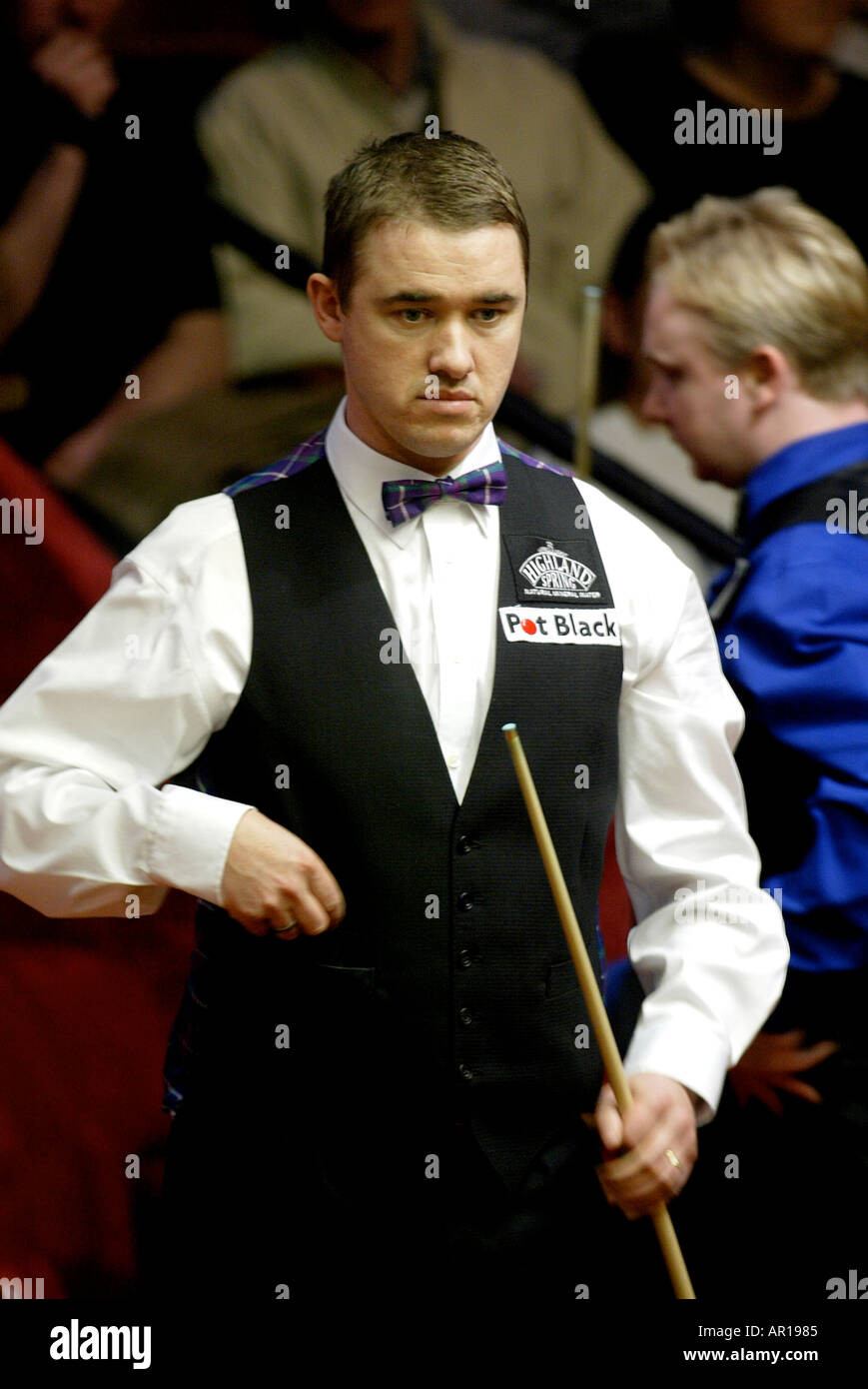 Stephen Hendry playing in the 2004 World Snooker Championships at the ...