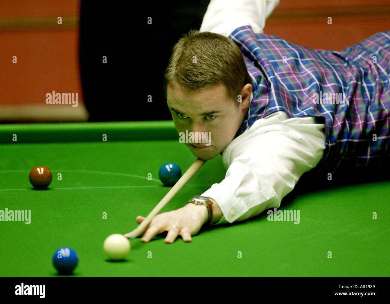 Stephen Hendry playing in the 2004 World Snooker Championships at the ...