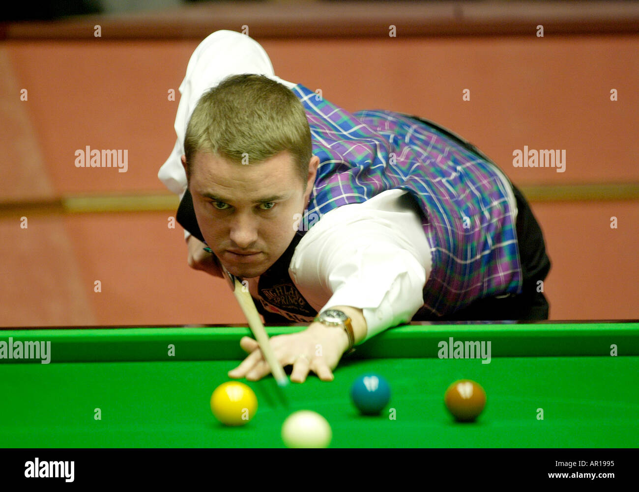 Stephen Hendry playing in the 2004 World Snooker Championships at the ...