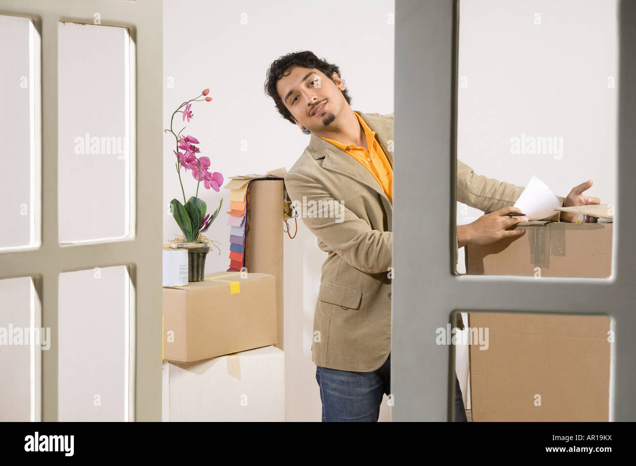 Moving house man writing hi-res stock photography and images - Alamy