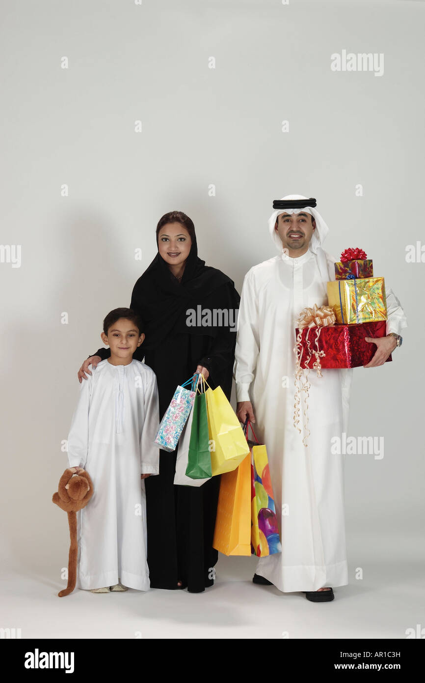 Arab Family goes for shopping Stock Photo - Alamy