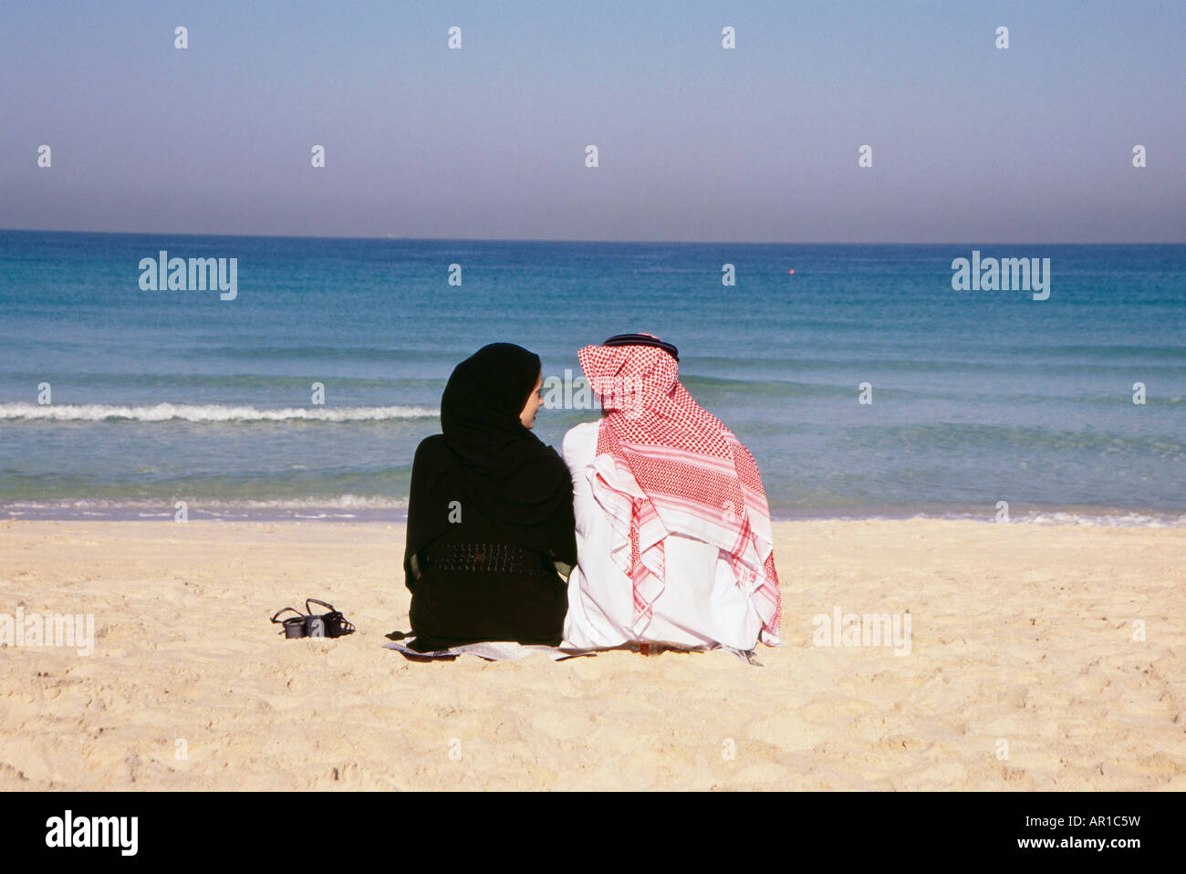 Middle eastern arab couple traditional dress hi-res stock photography ...