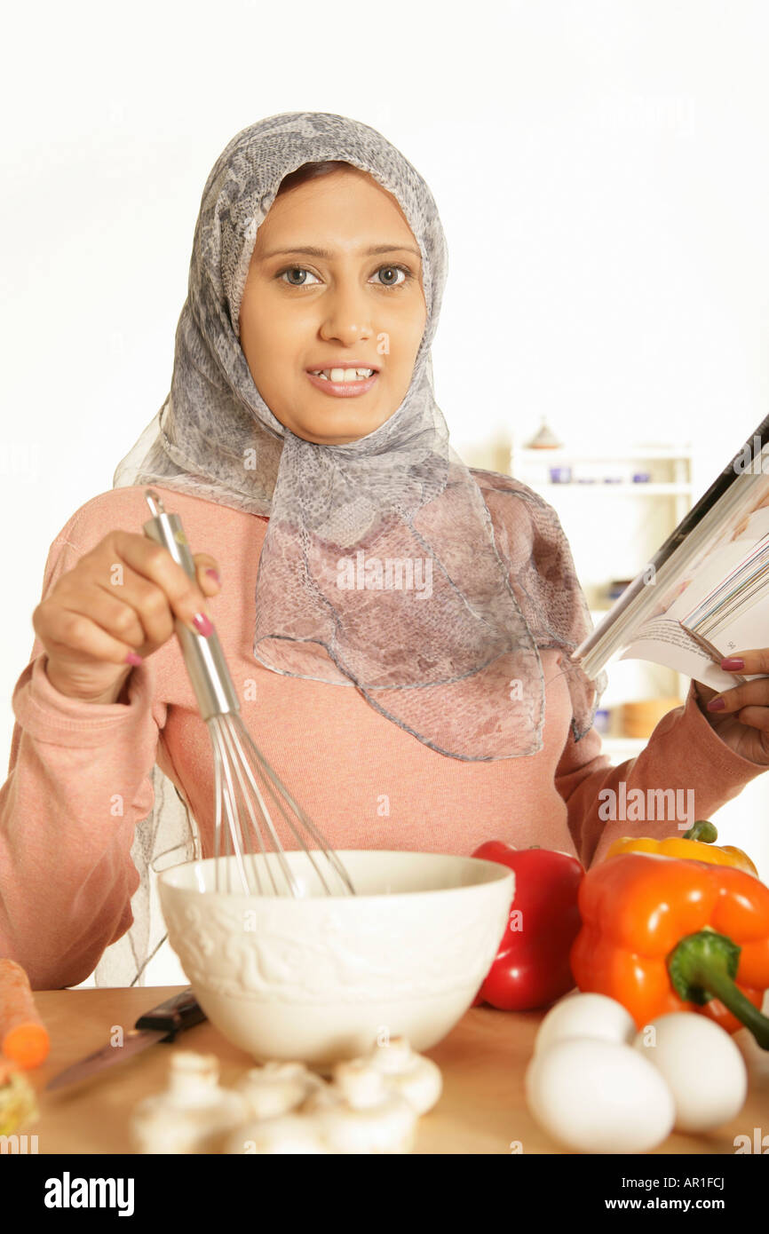 Arab lady prepares the food Stock Photo - Alamy