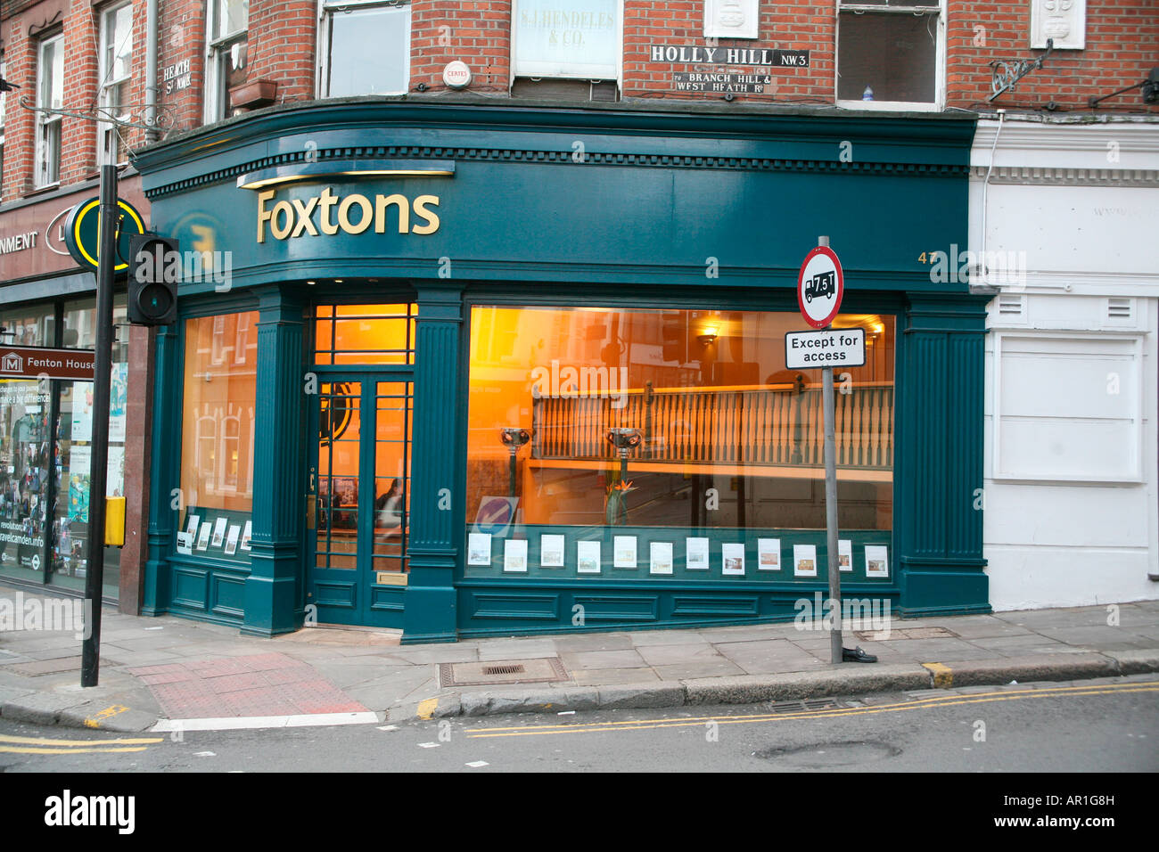 Foxtons hi-res stock photography and images - Alamy