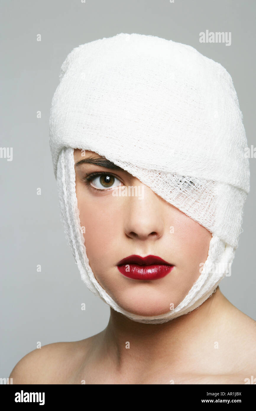 Woman with her head bandaged Stock Photo - Alamy