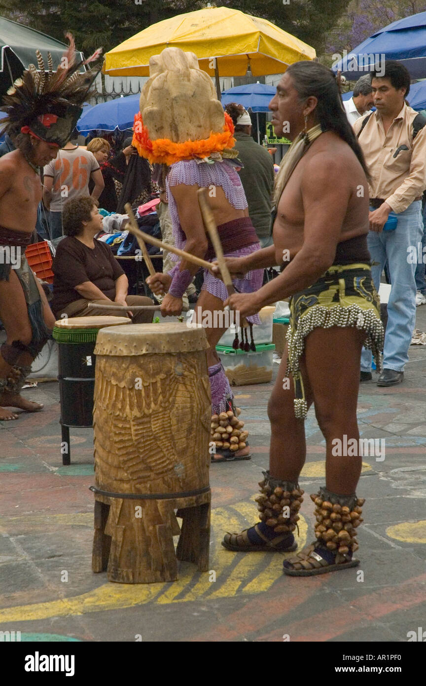 Dancers in traditional aztec costume hi-res stock photography and ...