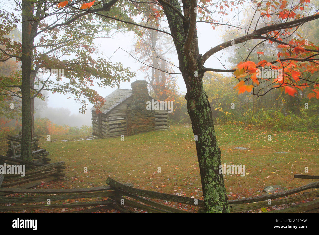 Smart View Cabin, Blue Ridge Parkway, Virginia, USA Stock Photo - Alamy