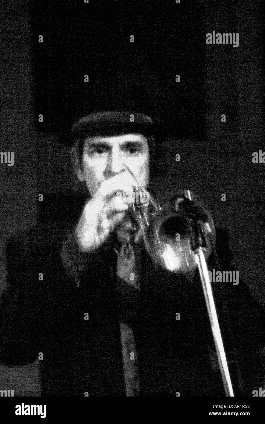 Bliki Circus with Christopher Fryman performing at Cafe Independants ...