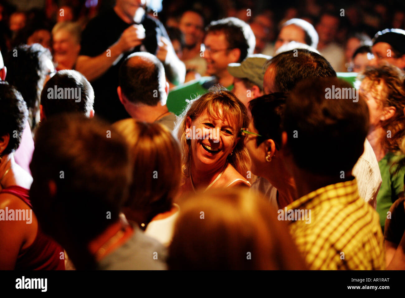 Audience clapping theatre hi-res stock photography and images - Alamy