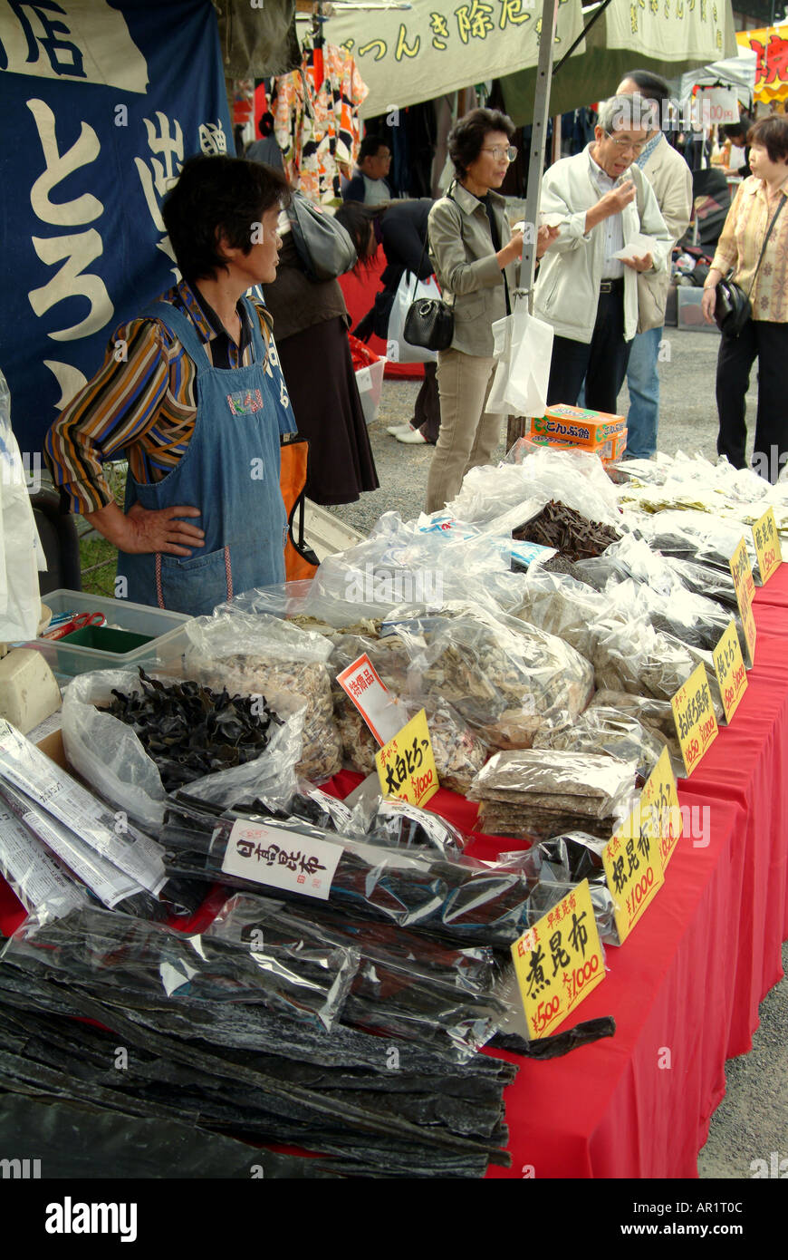 Edible seaweed market hi-res stock photography and images - Alamy